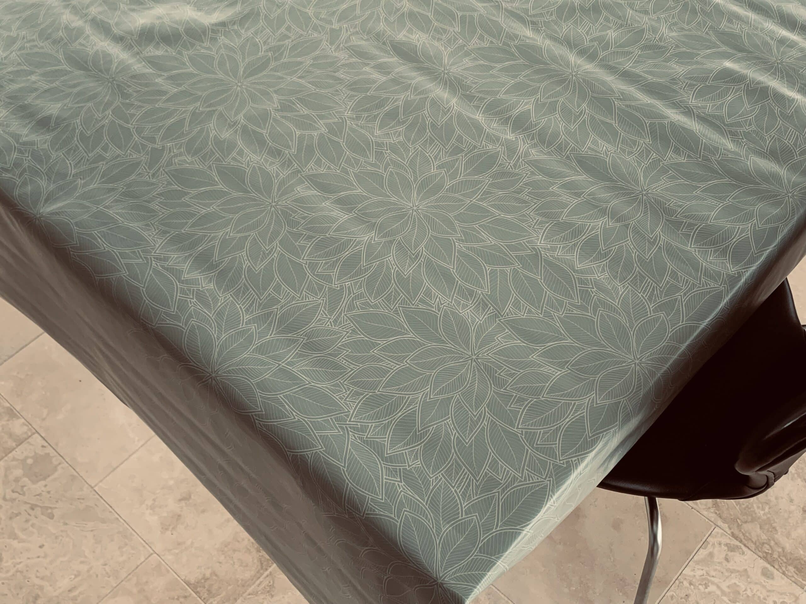 Voksdug lys grøn med hvide blade, 140 cm, B115-3 – Munketex