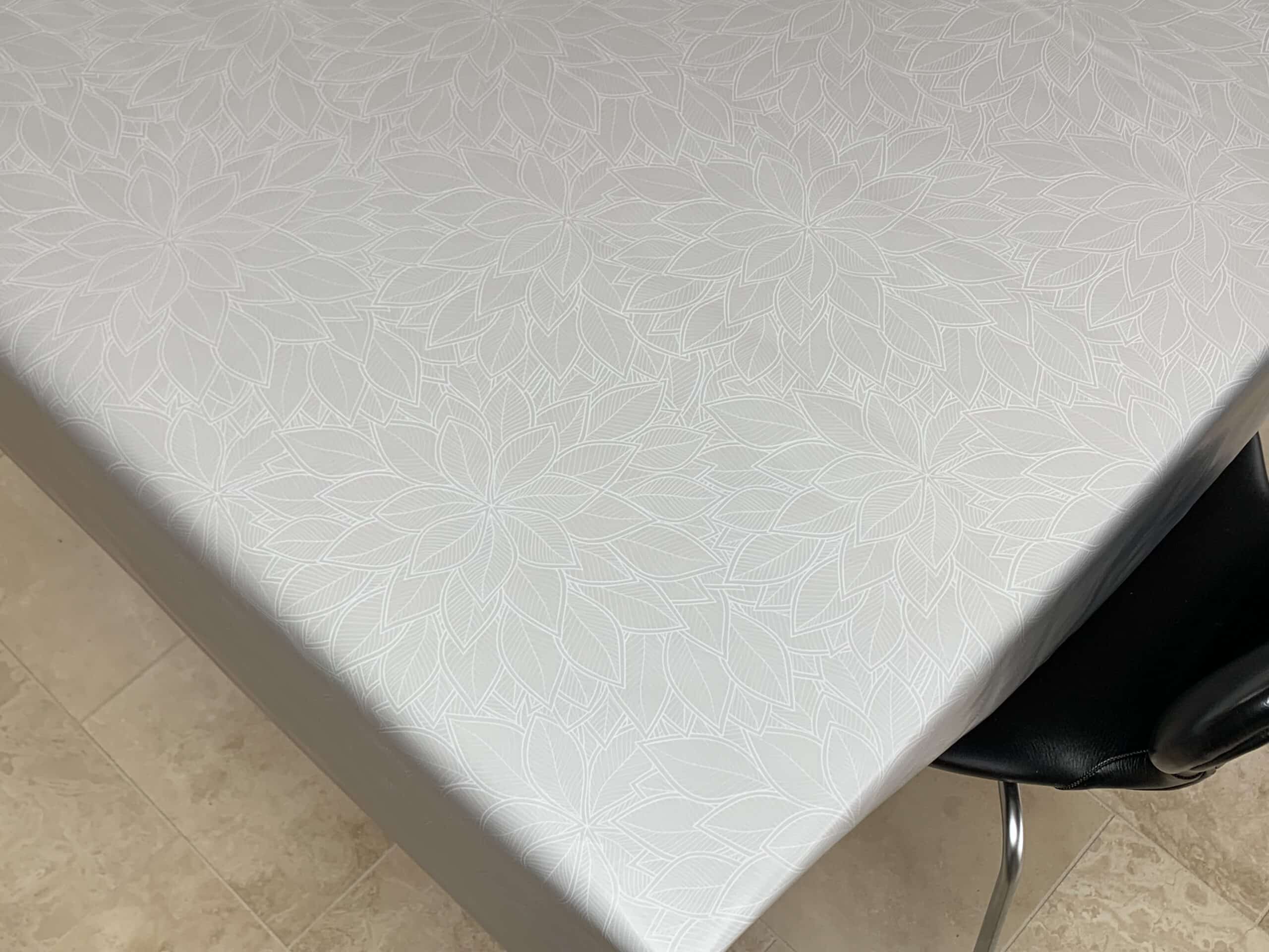 Voksdug lys grå med hvide blade, 140 cm, B115-7 – Munketex