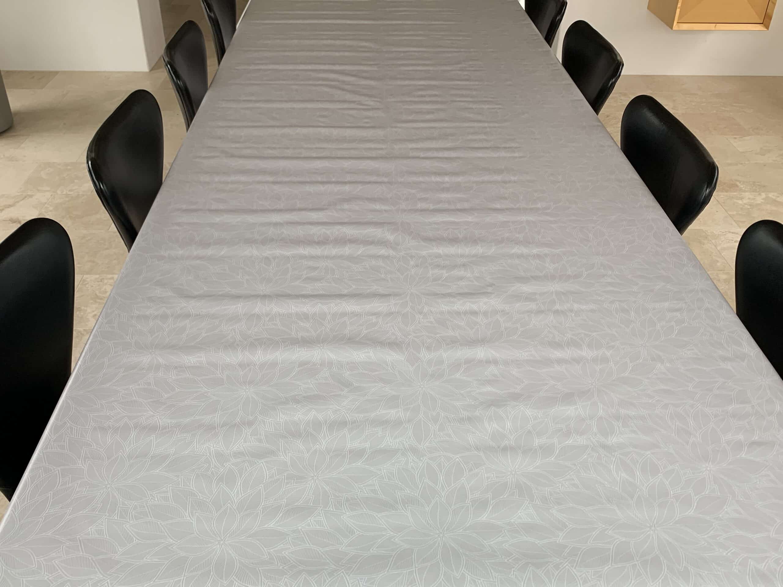 Voksdug lys grå med hvide blade, 140 cm, B115-7 – Munketex