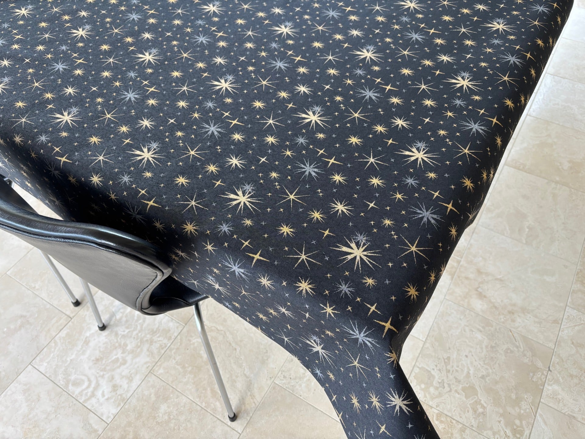 Textildug Sort med Guld Stjerner, med antiskrid, 140 cm, VT0052 – Munketex